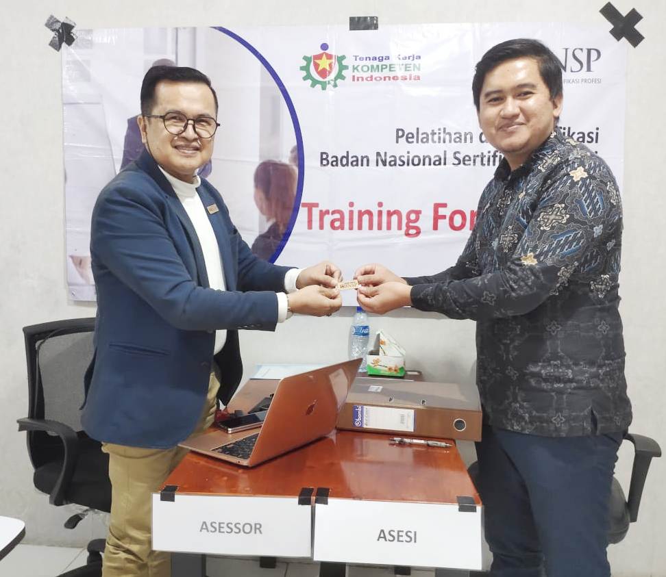 Direktur LSP Instruktur Tutup Training for Trainer Master Trainer PT. Tenaga Kerja Kompeten ...
